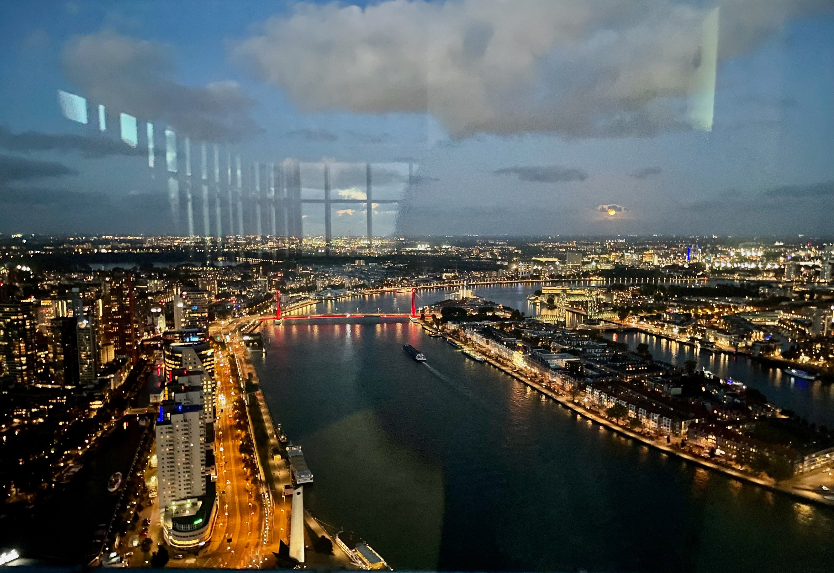 Celest (in de Zalmhaventoren) - De Buik van Rotterdam