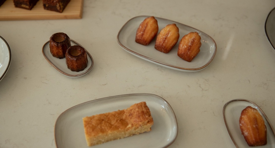 Heel Holland Bakt winnares Mercedes opent bakkerij Bakkit - De Buik van ...